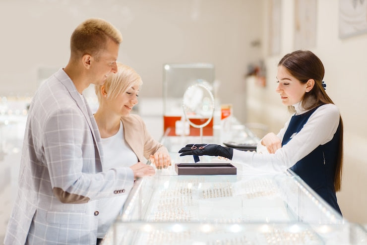 How to buy an engagement ring on budget? Best Guide to Diamonds! – Minifora